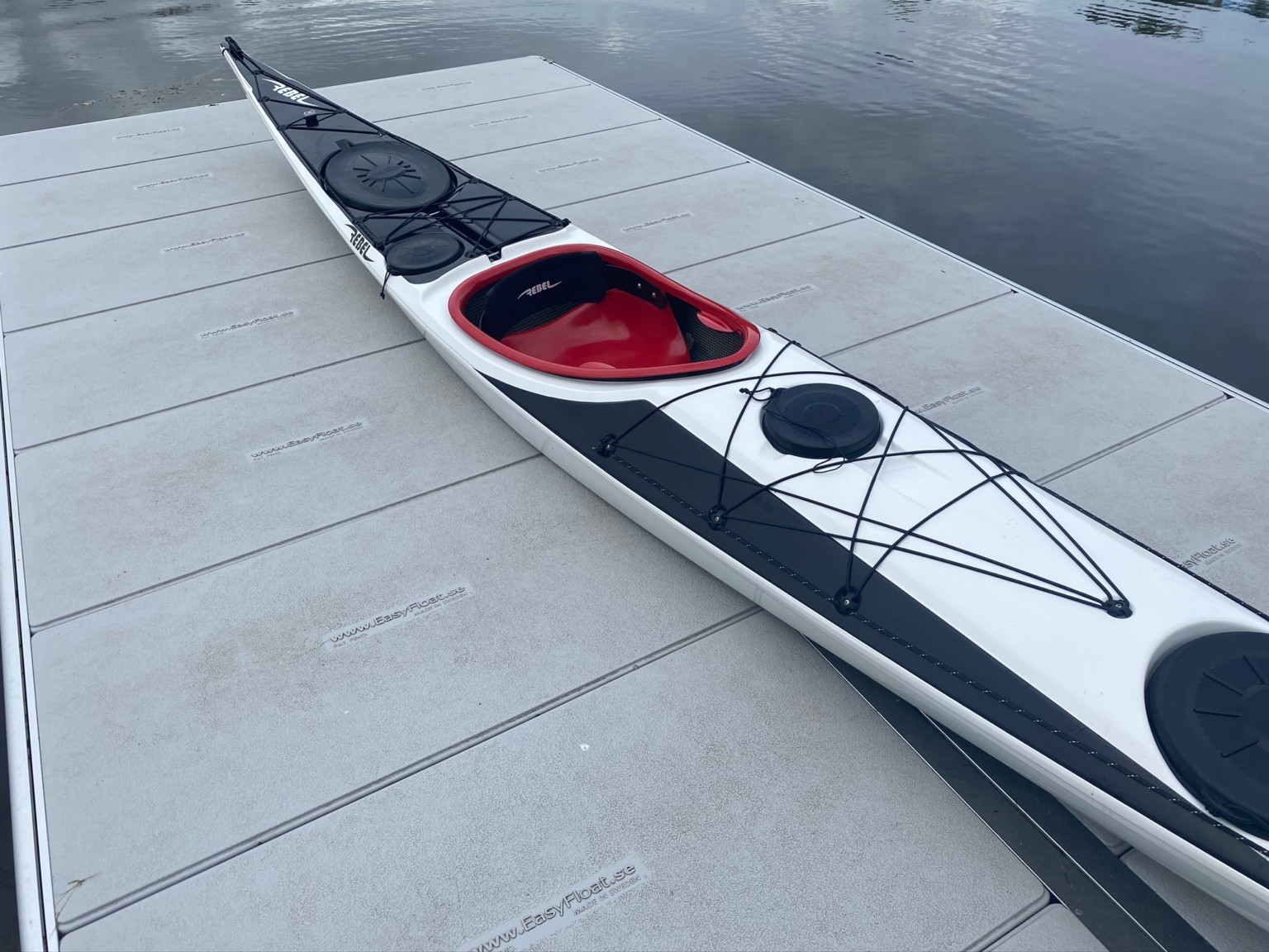 Rebel Kayaks Gnarly Dog White/Red/Black | Ostkustenkajak