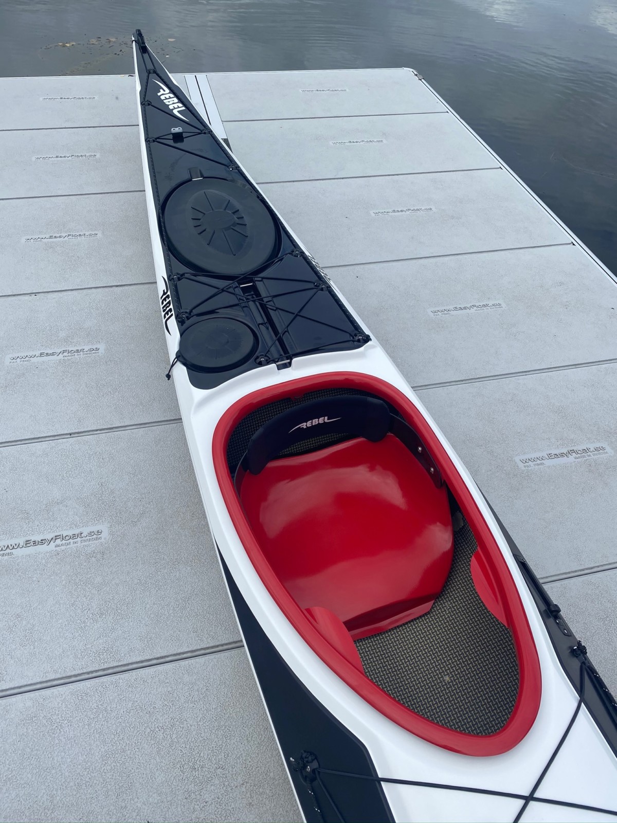Rebel Kayaks Gnarly Dog White/Red/Black | Ostkustenkajak